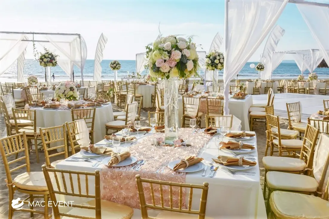 Square Table in Cancun: Weddings, Parties, Corporate Events