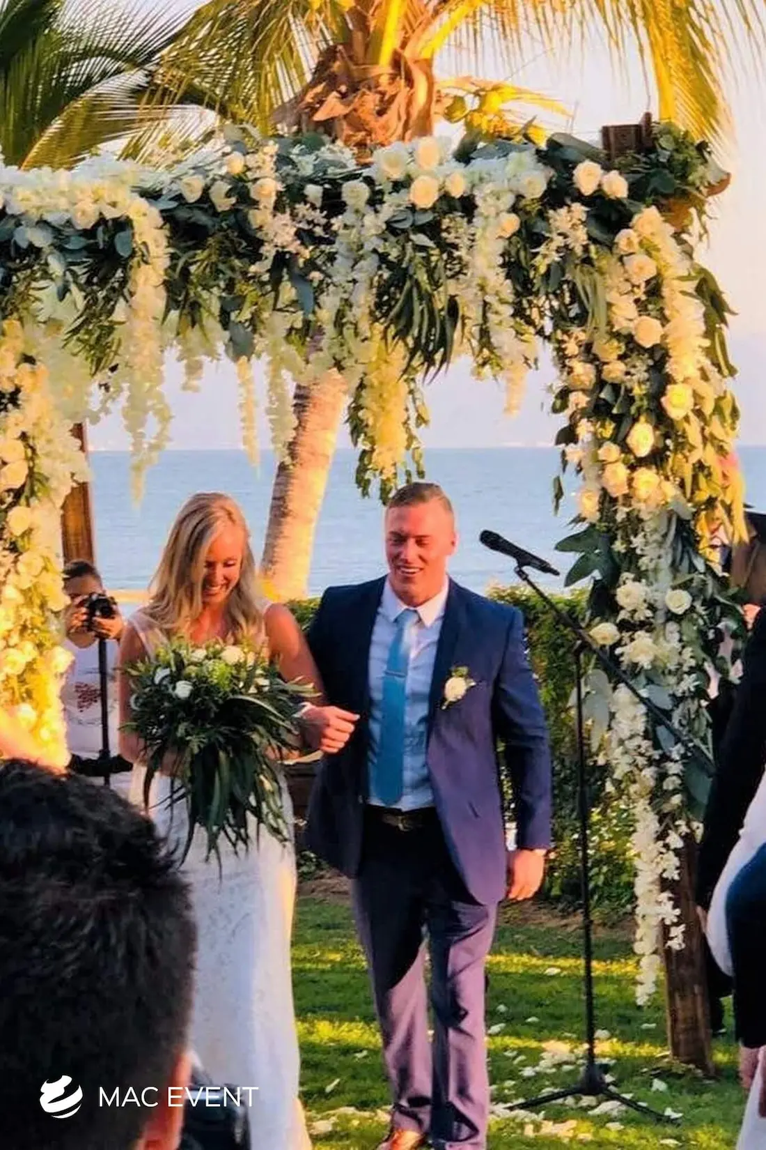 Arch in Cancun for Weddings & Events